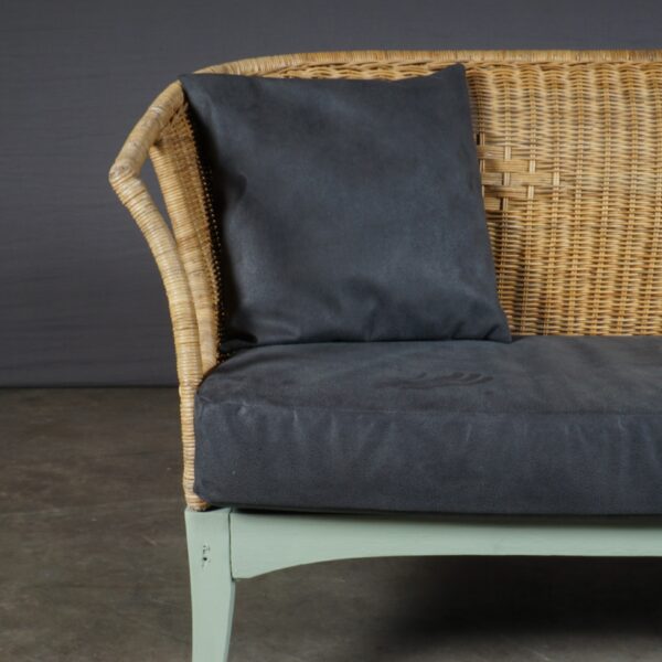 Vintage rotan/rieten bankje - zwarte kussens - Jools Interieur